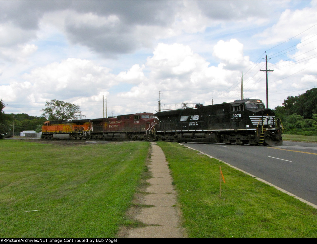 NS 8078, CP 9700, BNSF 5623